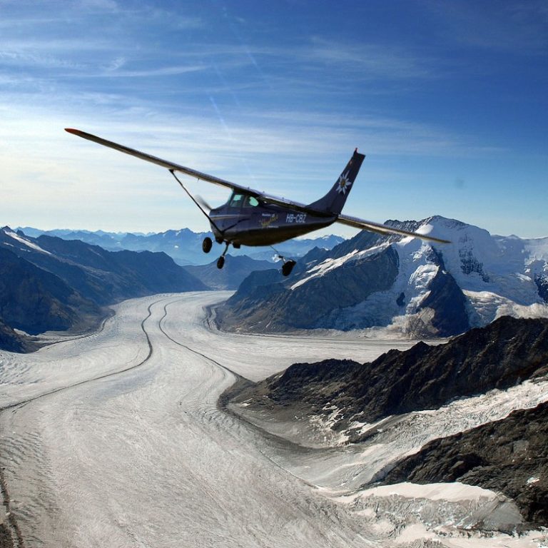Die Berner Alpen mit dem Flugzeug von Épagny aus. Flug von 70 Minuten.