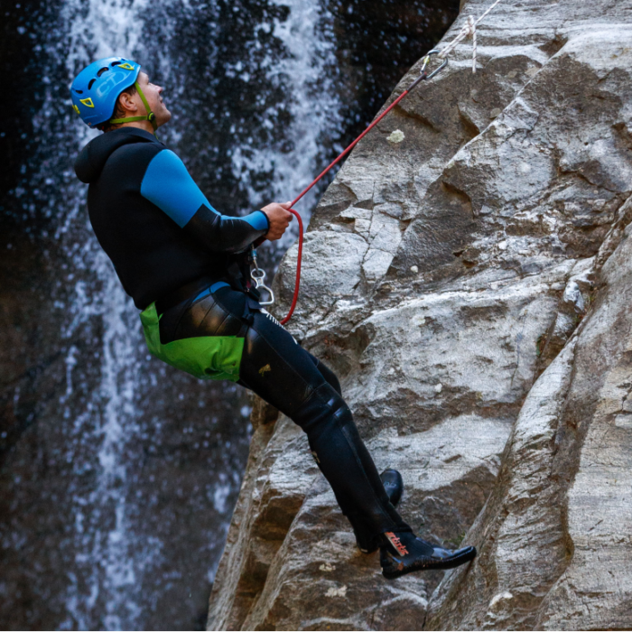Canyoning dans le Gondo dans le Haut Valais, canyon très sportif
